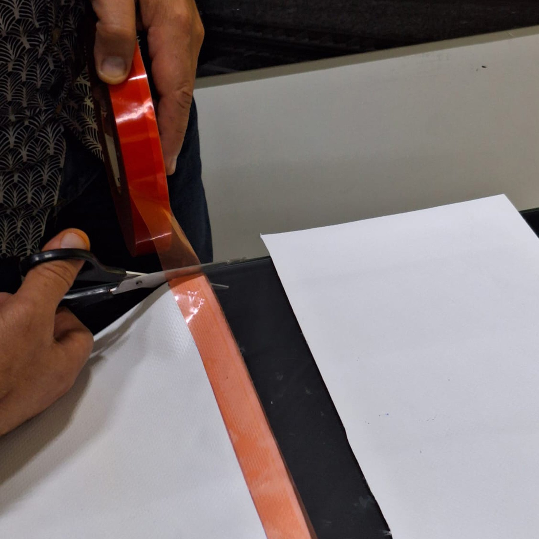 Adhesivos industriales para traslapes y bastillado de lona: Mejora la durabilidad de tus materiales