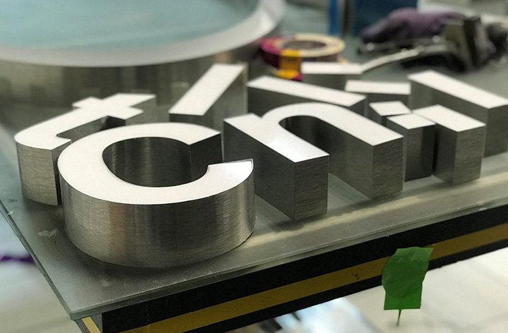 ¿Cómo pegar Letras 3D de aluminio, acero inoxidable y acrílico?